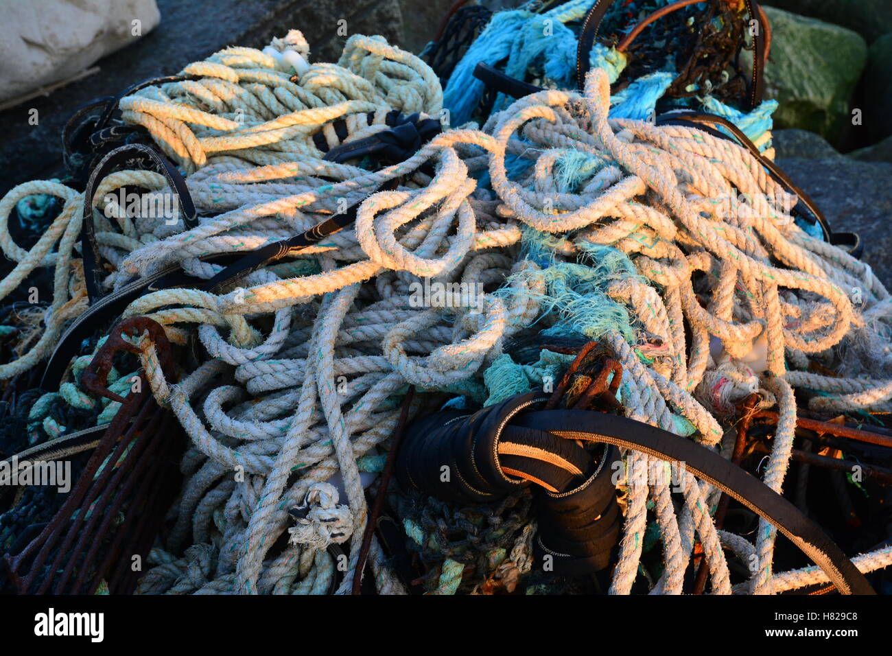 old washed up rope flotsam on a beach in south england Stock Photo - Alamy