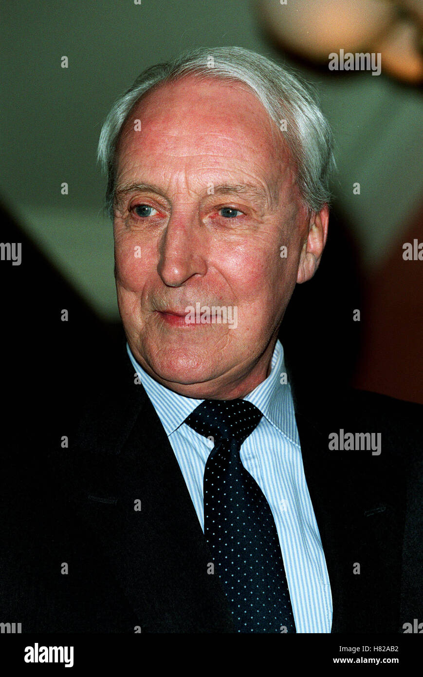 IAN RICHARDSON LONDON ENGLAND 26 March 2000 Stock Photo - Alamy