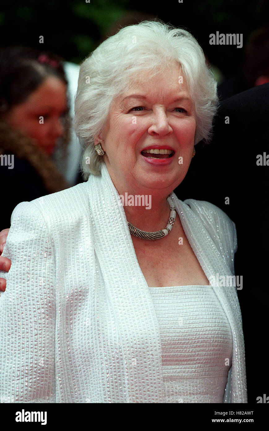 JUNE WHITFIELD LONDON ENGLAND 21 May 2000 Stock Photo - Alamy
