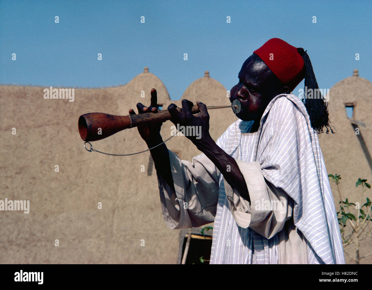 Court musician playing in Rey Bouba, Cameroon Stock Photo - Alamy