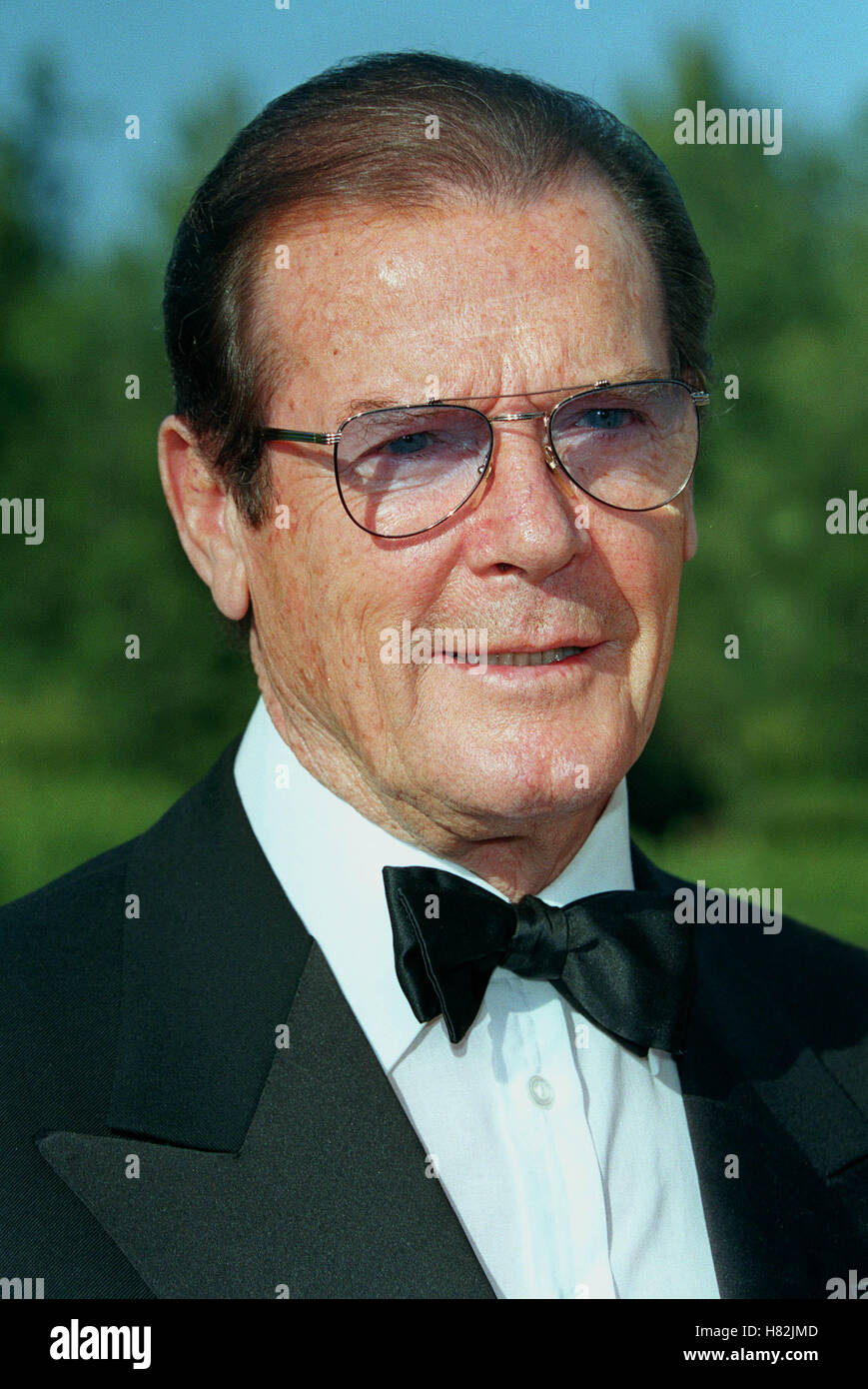 Roger moore portrait hi-res stock photography and images - Alamy