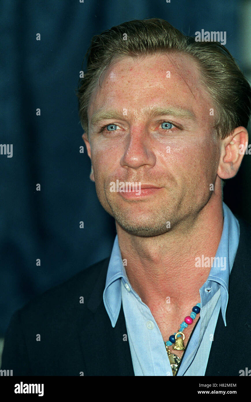 Tomb raider daniel craig 2001 hi-res stock photography and images - Alamy