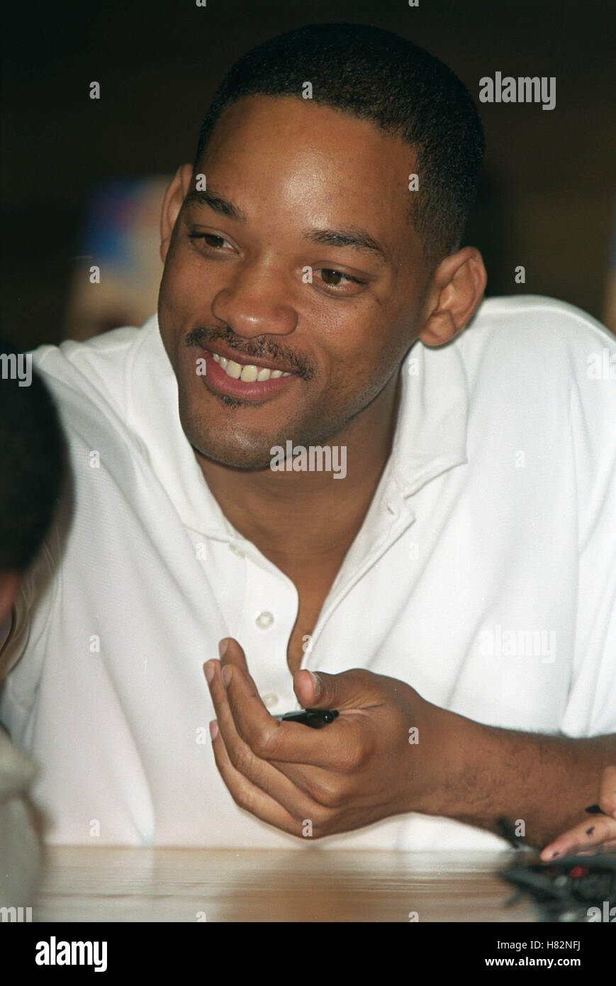 WILL SMITH BOOKSIGNING SANTA MONICA LA USA 17 June 2001 Stock Photo - Alamy