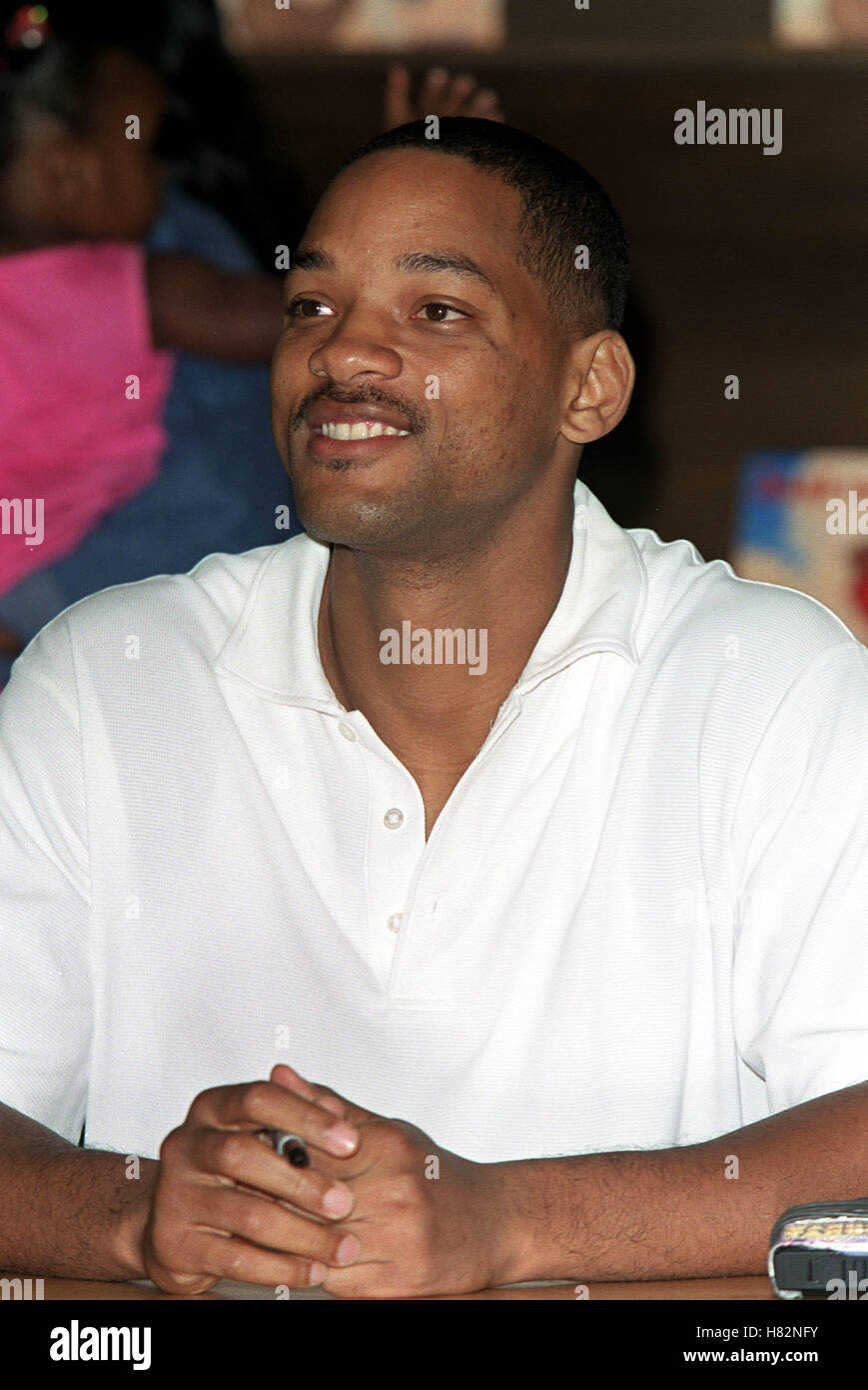 WILL SMITH BOOKSIGNING SANTA MONICA LA USA 17 June 2001 Stock Photo - Alamy
