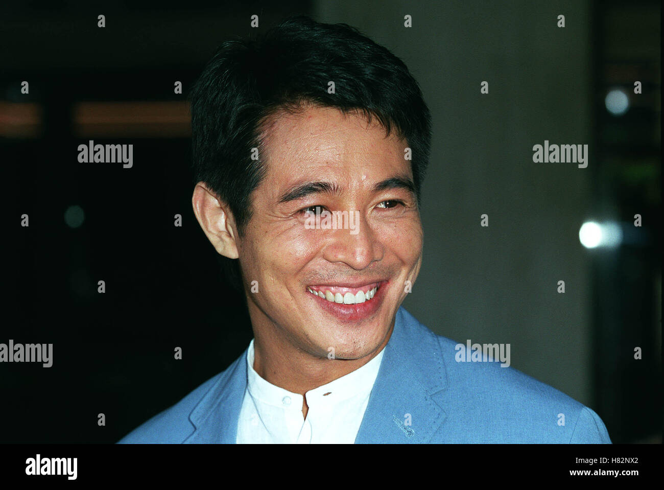 Kiss of the dragon jet li hi-res stock photography and images - Alamy