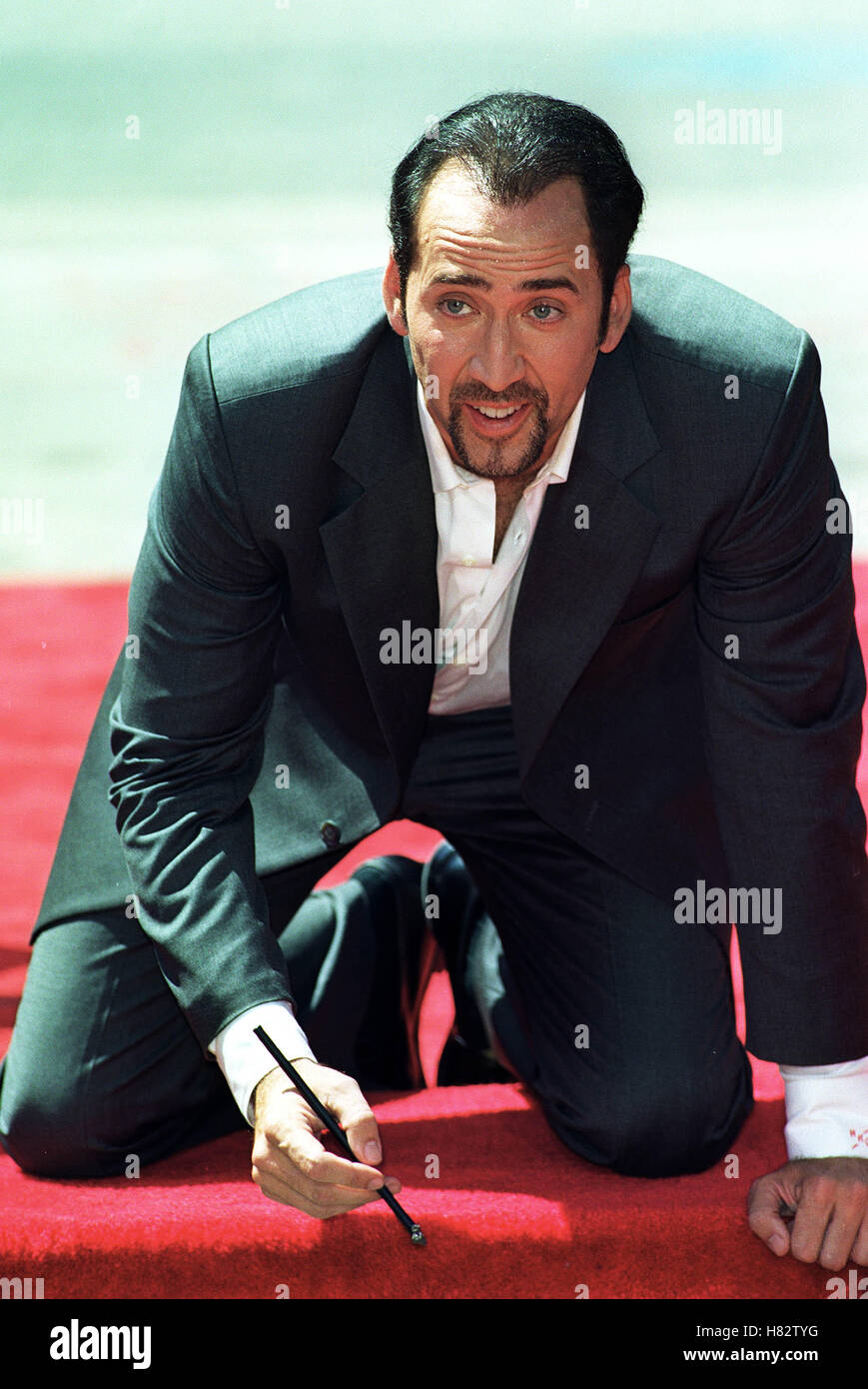 NICOLAS CAGE NICOLAS CAGE HAND & FOOTPRINTS HOLLYWOOD LOS ANGELES USA ...