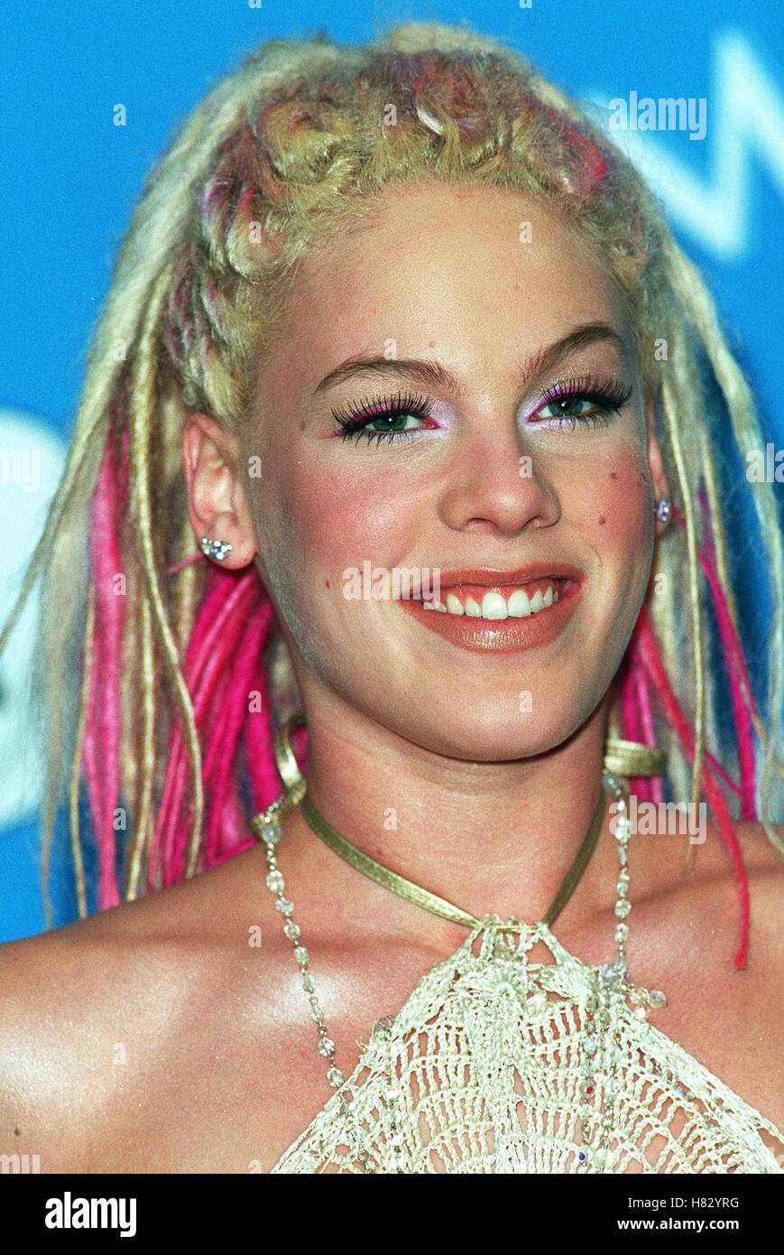 PINK. BILLBOARD MUSIC AWARDS USA 04 December 2001 Stock Photo - Alamy