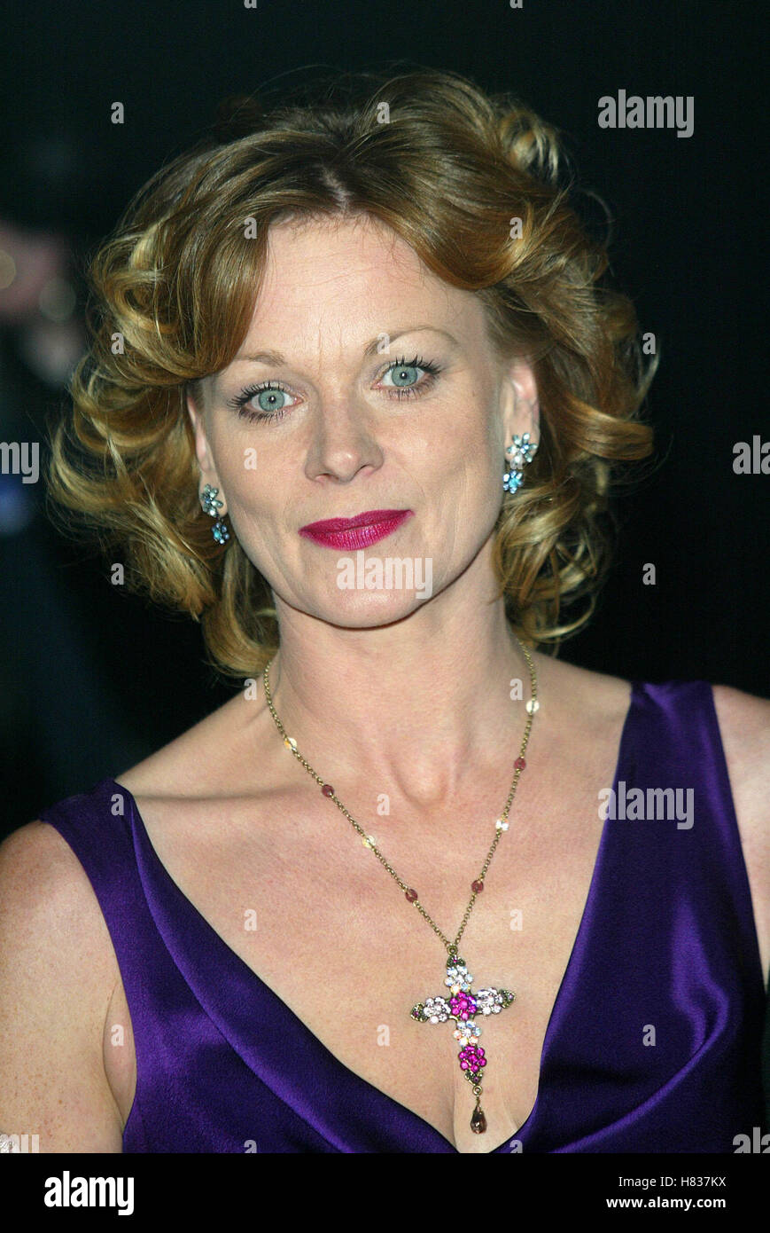 Actress samantha bond hi-res stock photography and images - Alamy