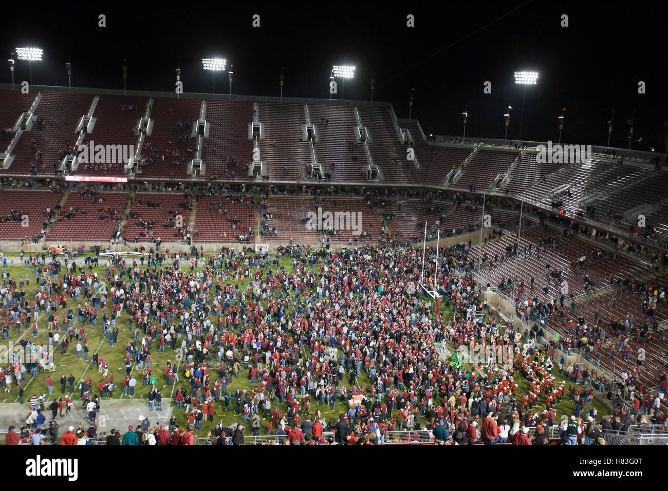 Stanford stadium football fans hi-res stock photography and images - Alamy