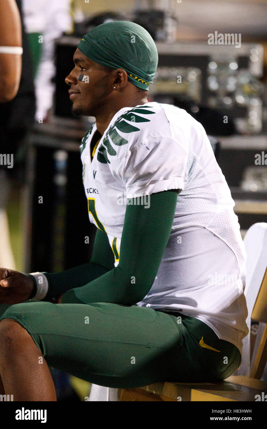 November 13, 2010; Berkeley, CA, USA; Oregon Ducks quarterback Darron ...
