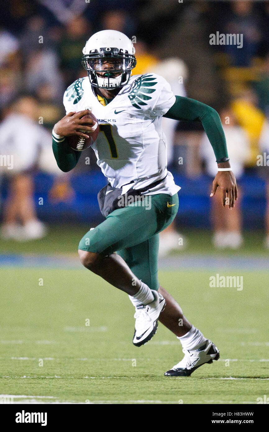 November 13, 2010; Berkeley, CA, USA; Oregon Ducks quarterback Darron ...
