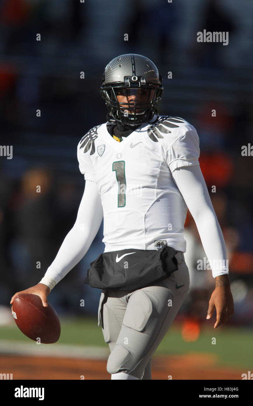 December 4, 2010; Corvallis, OR, USA; Oregon Ducks quarterback Darron ...