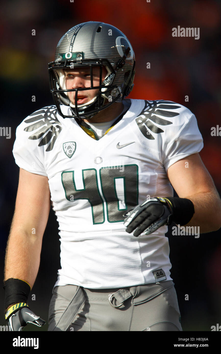 December 4, 2010; Corvallis, OR, USA; Oregon Ducks linebacker Blake ...