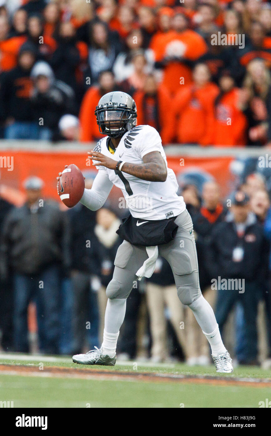 December 4, 2010; Corvallis, OR, USA; Oregon Ducks quarterback Darron ...