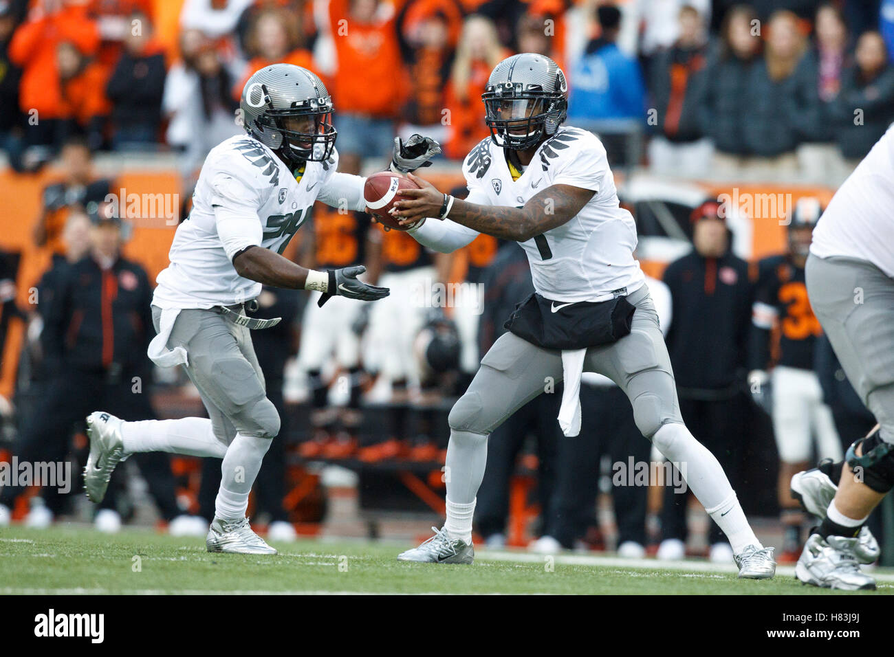 December 4, 2010; Corvallis, OR, USA; Oregon Ducks quarterback Darron ...
