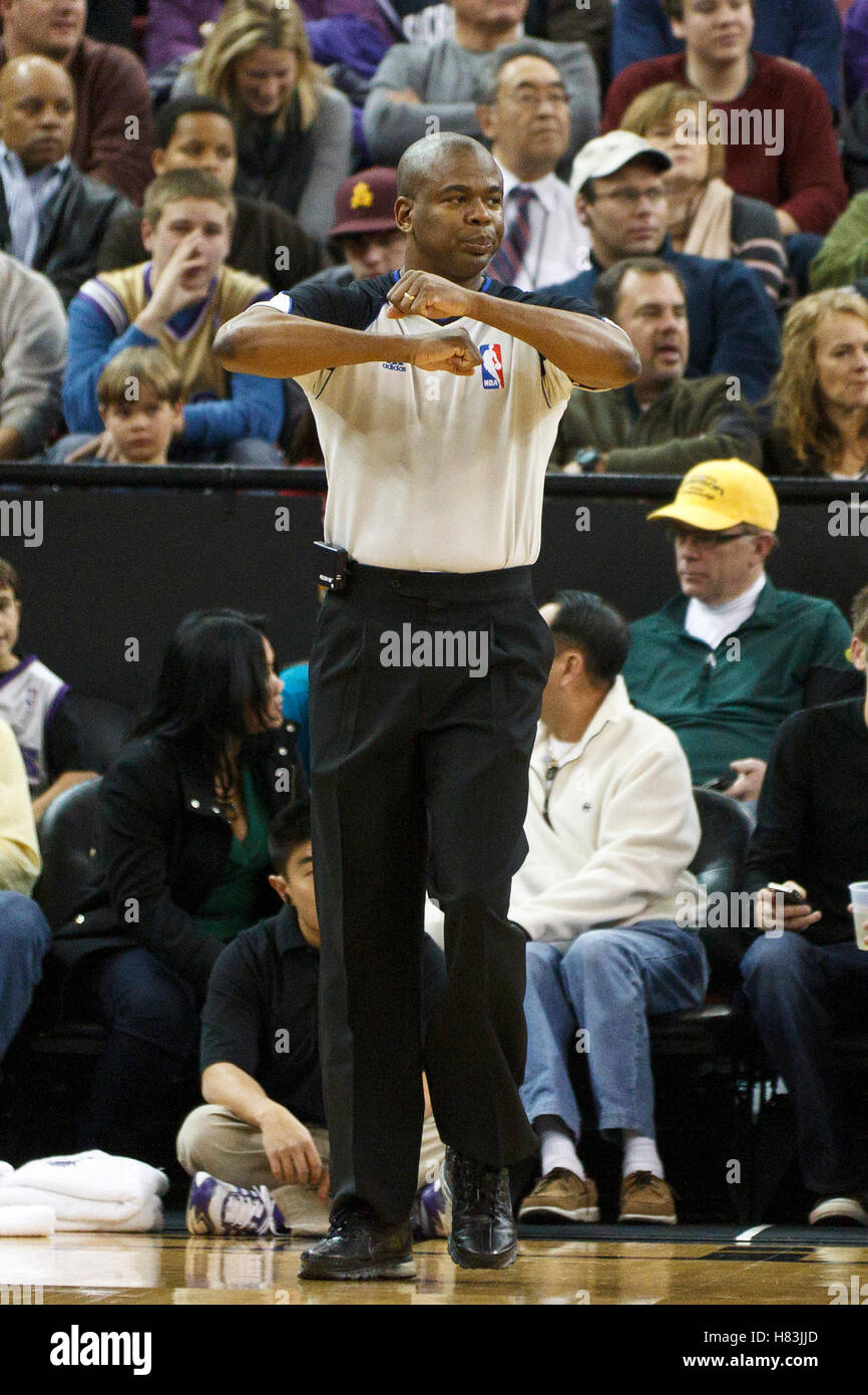 Basketball referee traveling hi-res stock photography and images - Alamy