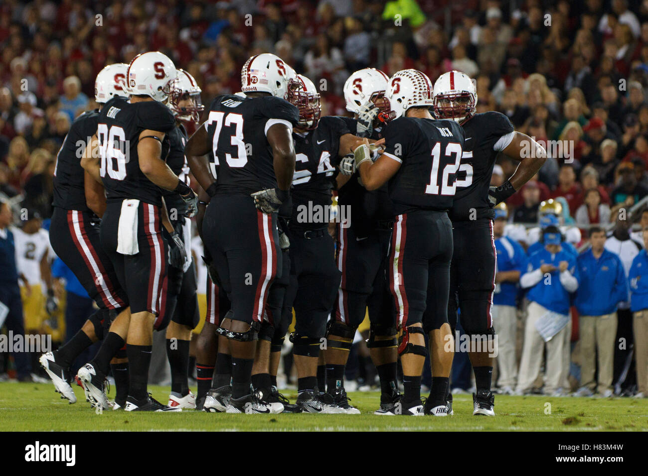 Stanford football players huddle hi-res stock photography and images ...