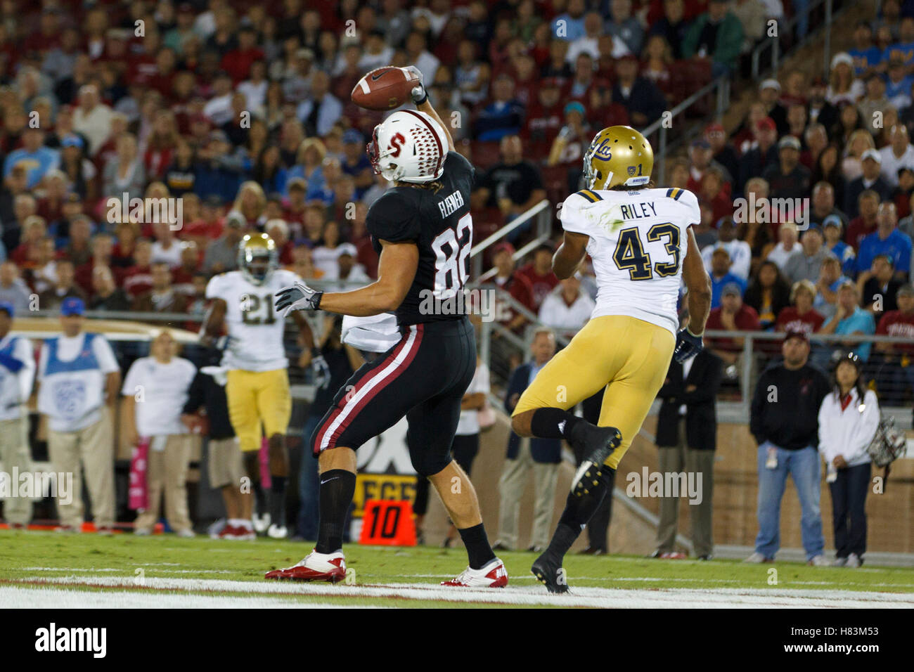 One handed football player hi-res stock photography and images - Alamy
