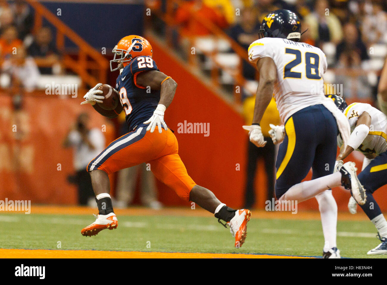College football running back images hi-res stock photography and ...