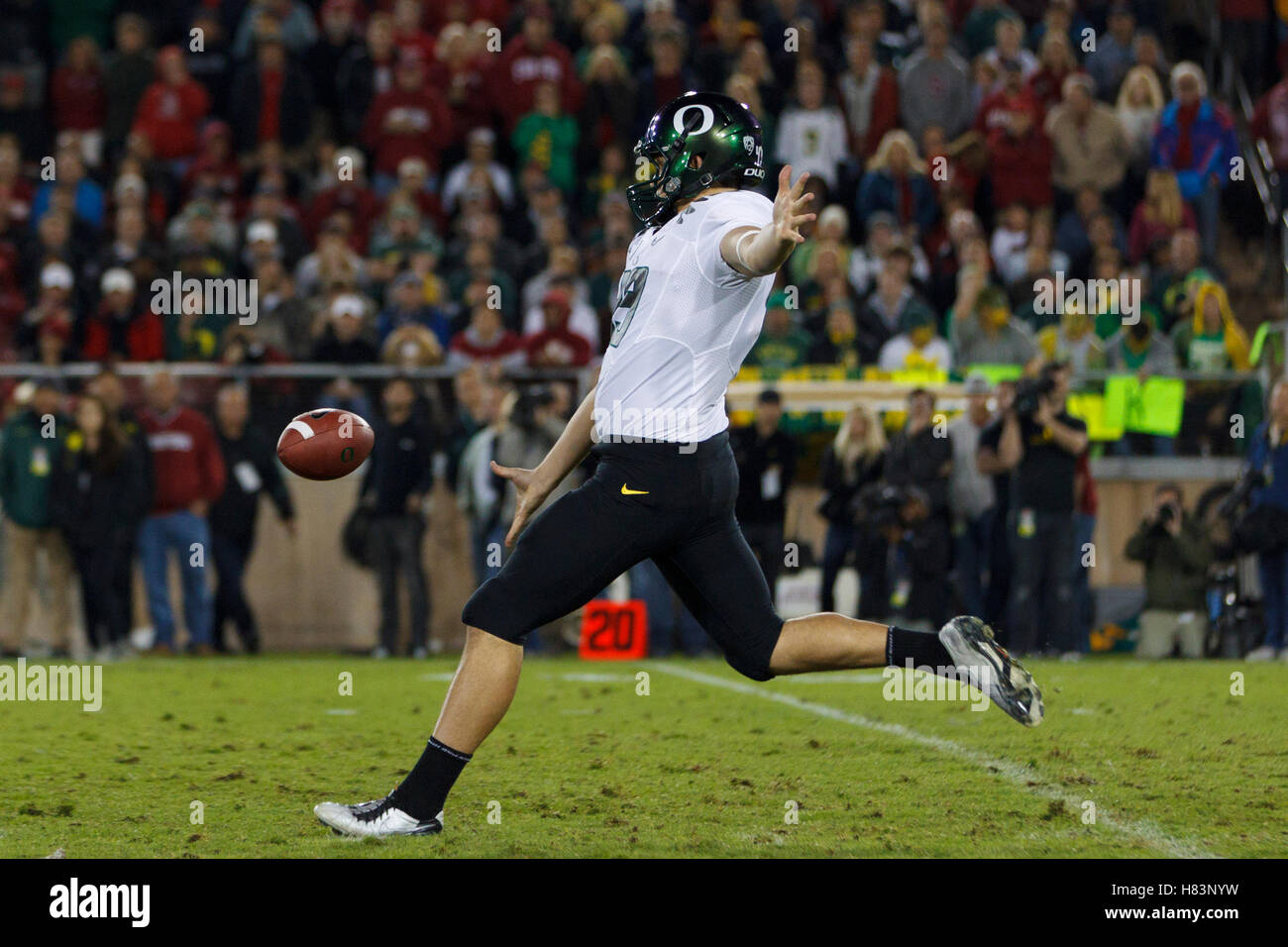 College football punter hi-res stock photography and images - Alamy