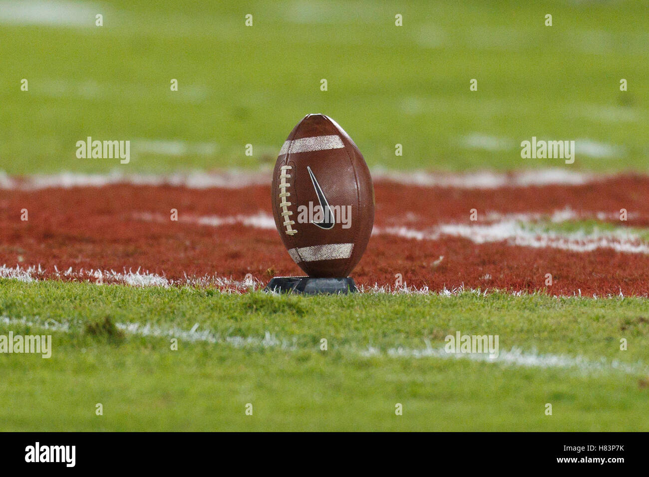 American football on tee hi-res stock photography and images - Alamy