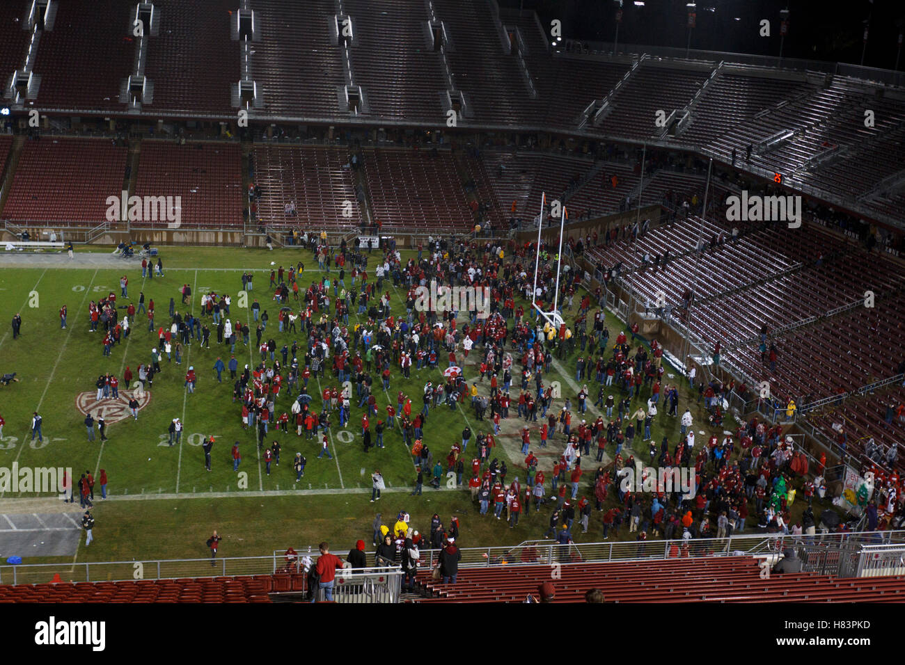 Stanford stadium football fans hi-res stock photography and images - Alamy