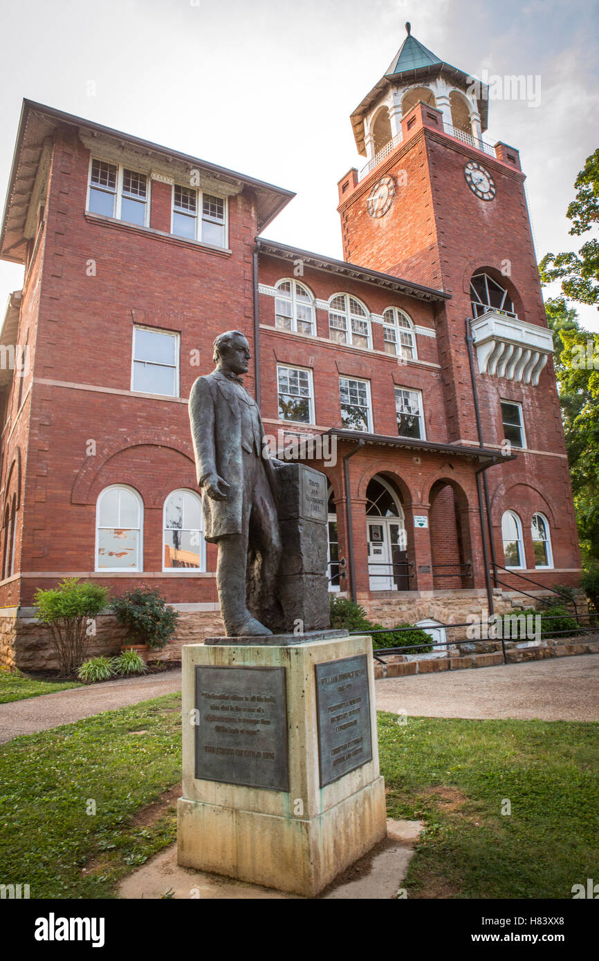 William Jennings Bryan statue and historical Rhea County Courthouse ...