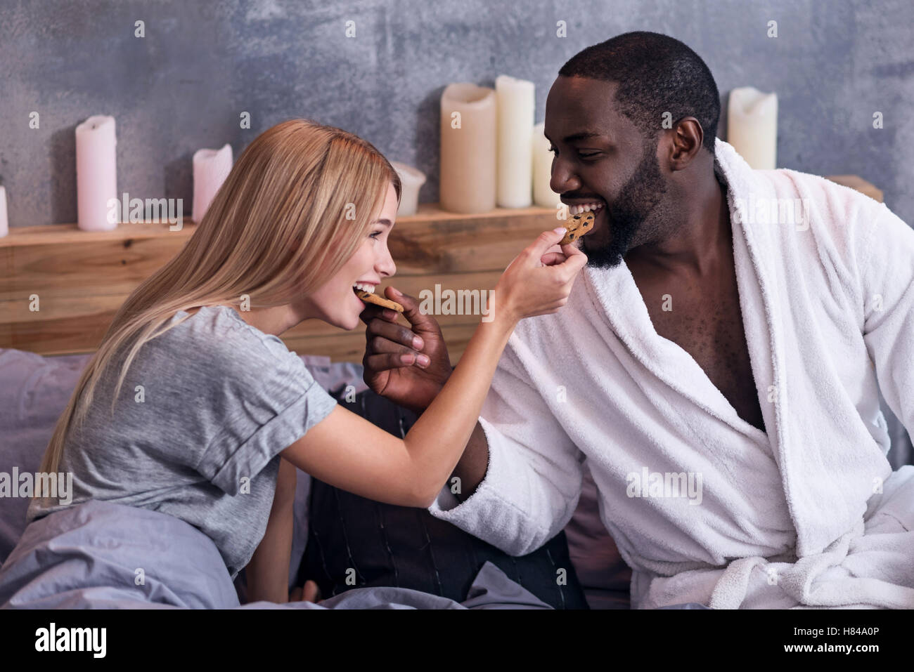Couple feeding each other hi-res stock photography and images - Alamy