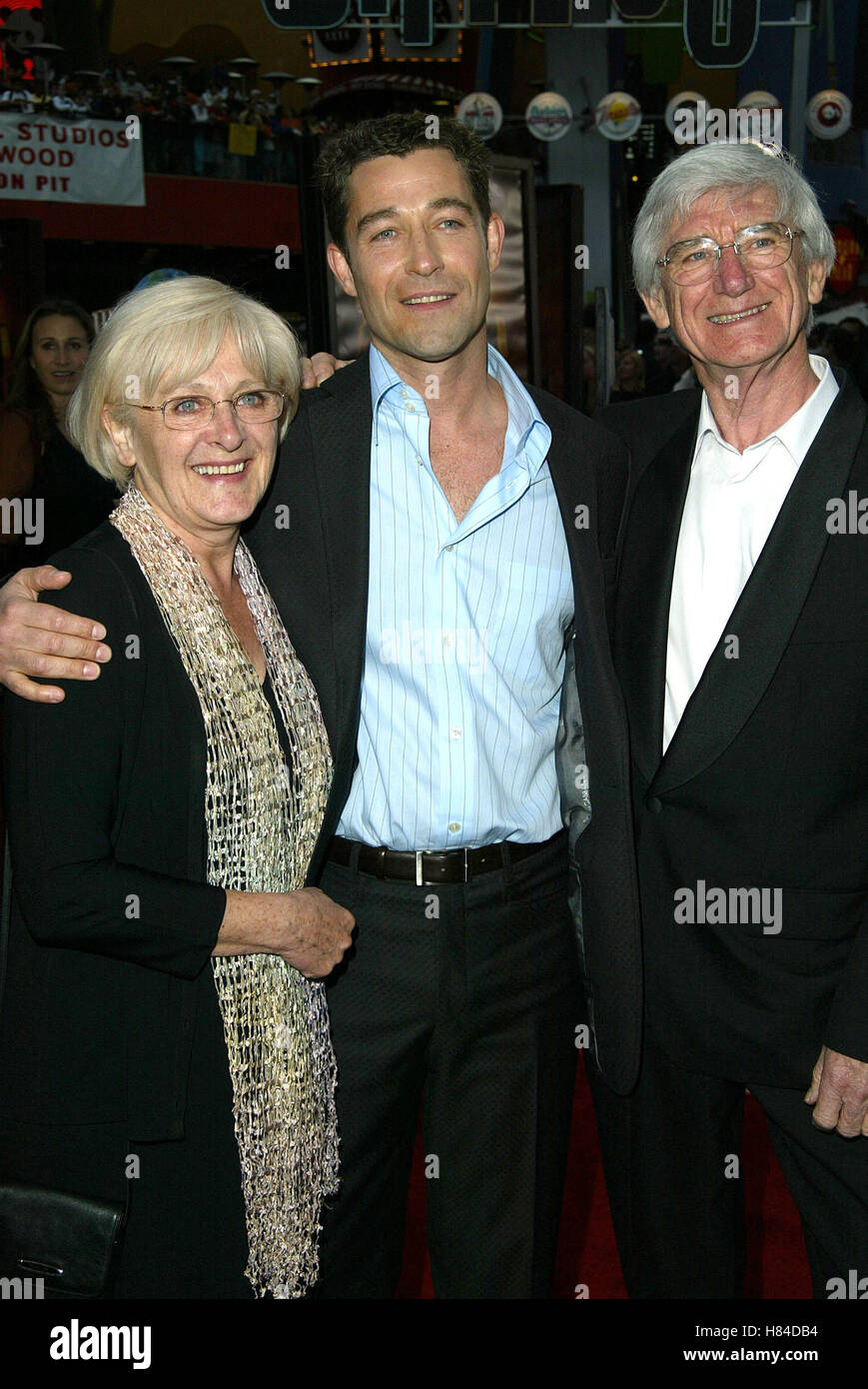 STEVEN BRAND & MOM & DAD THE SCORPION KING FILM PREM UNIVERSAL CITY LOS ...