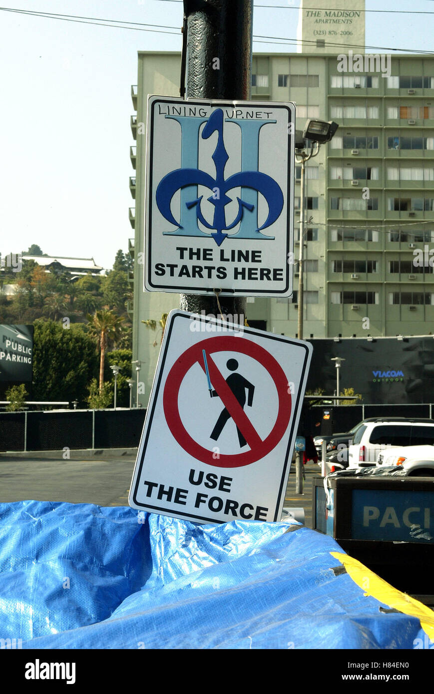 Star wars fans queue hollywood hi-res stock photography and images - Alamy