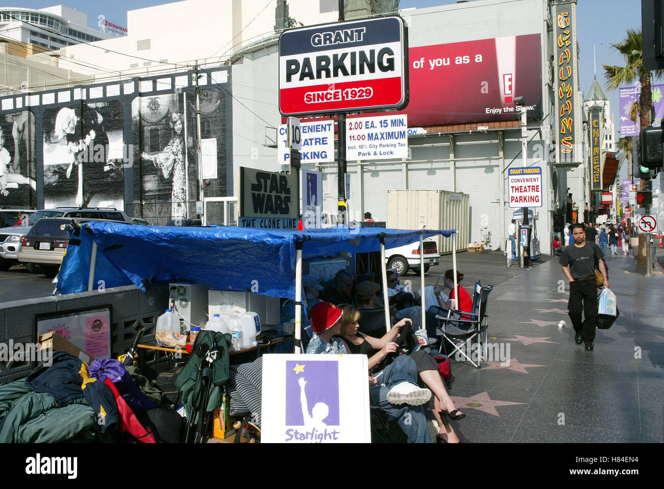 Star wars fans queue hollywood hi-res stock photography and images - Alamy