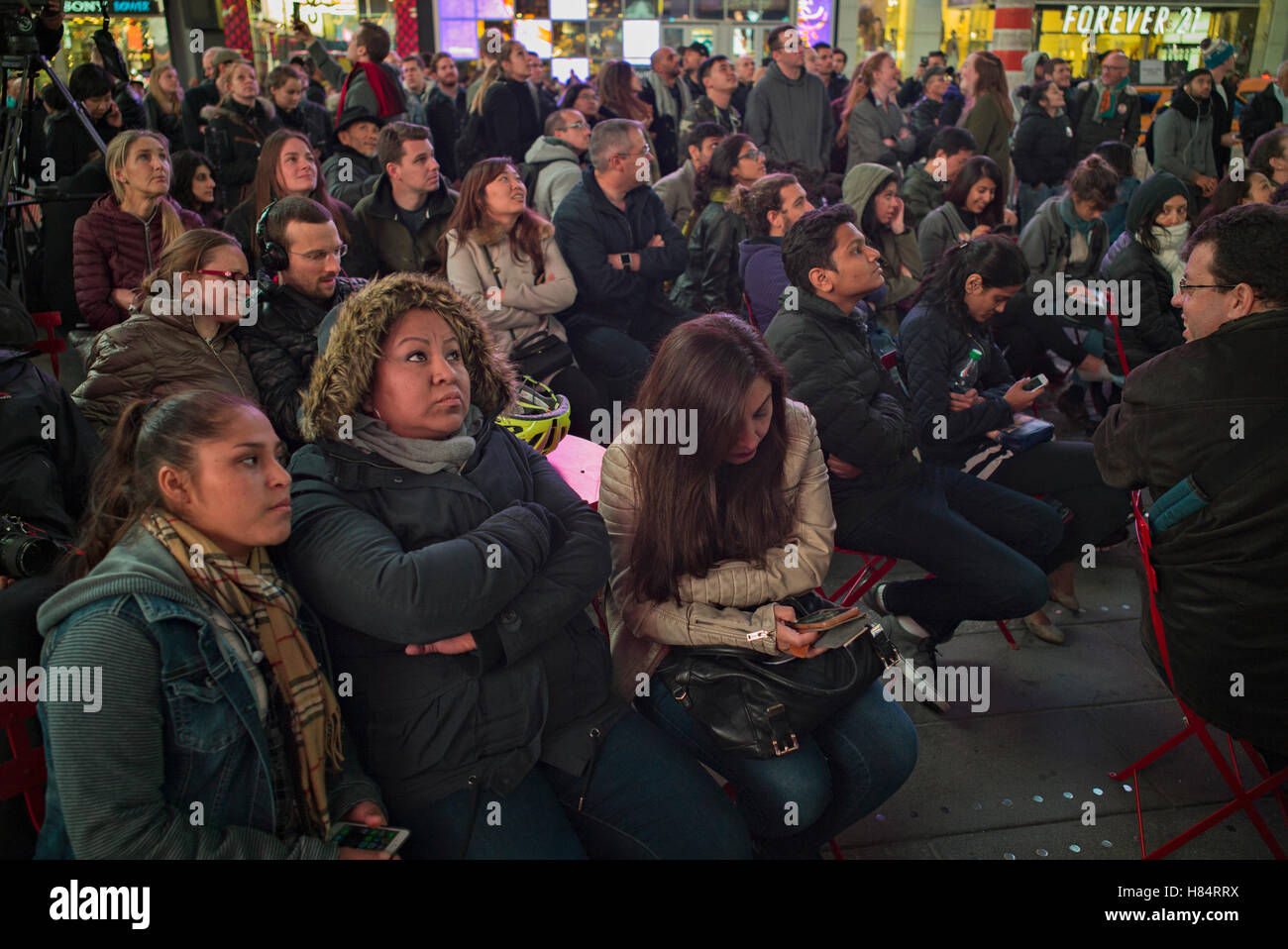 Alamy news crowd hi-res stock photography and images - Alamy