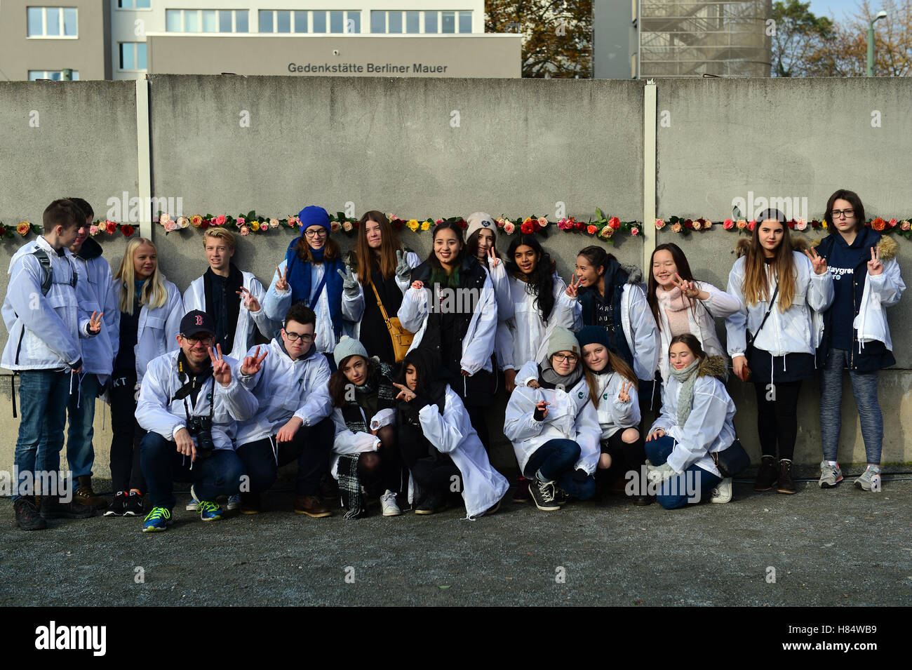 Berlin, Germany. 09th Nov, 2016. Students have their picture taken ...