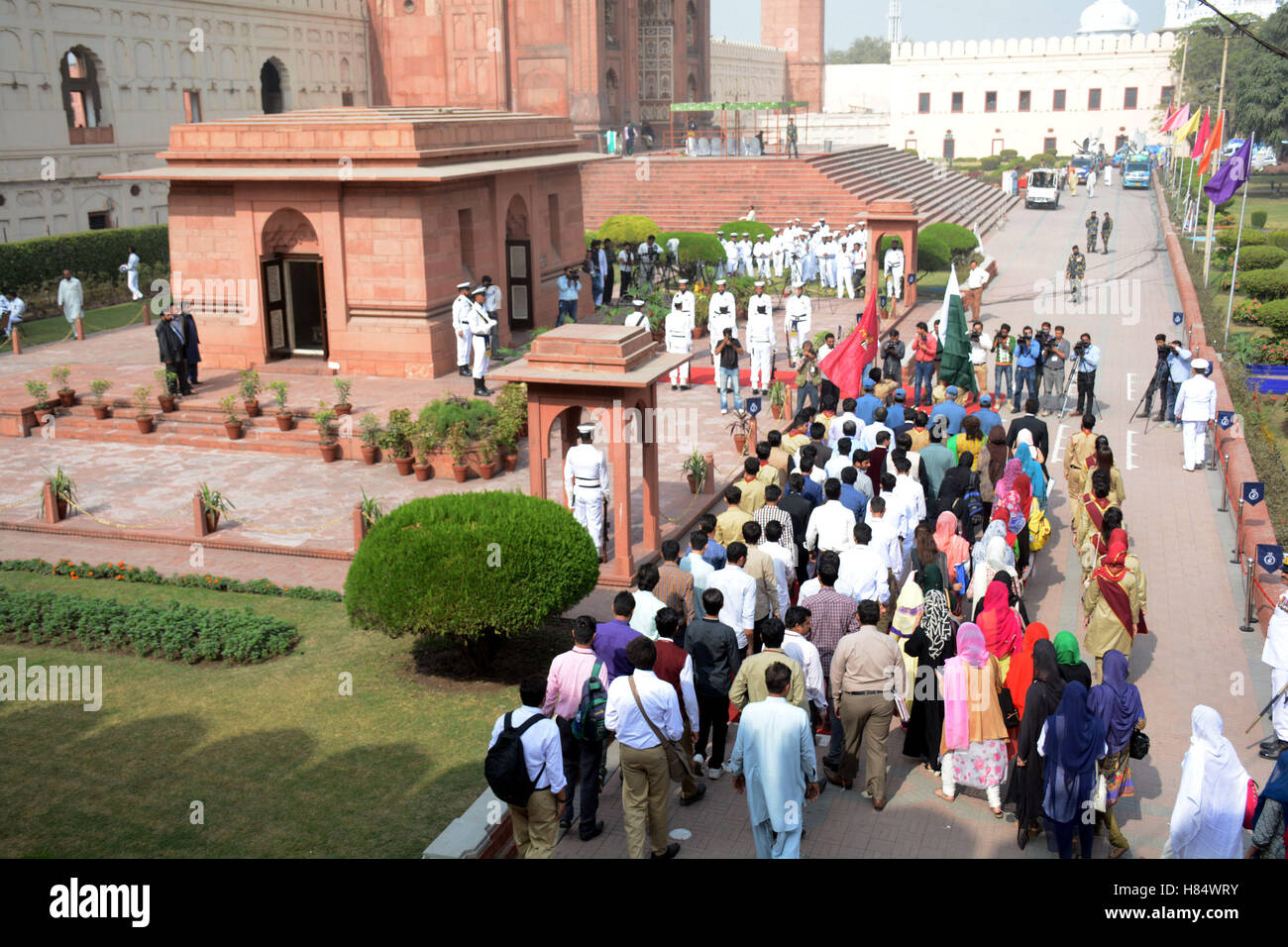Lahore. 9th Nov, 2016. Pakistani people attend a remembrance ceremony ...