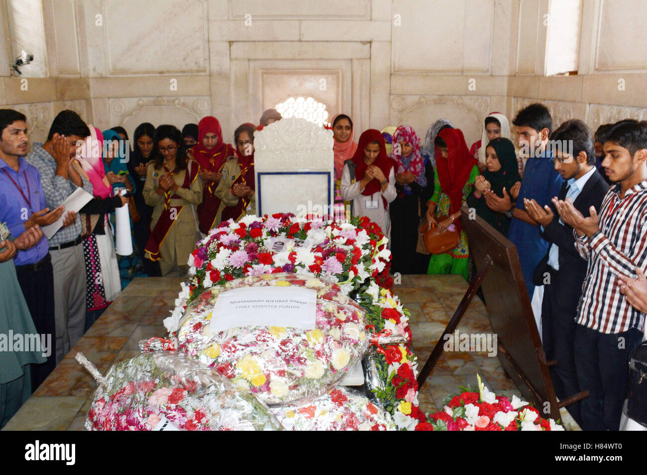 Lahore. 9th Nov, 2016. Pakistani people pray during a remembrance ...
