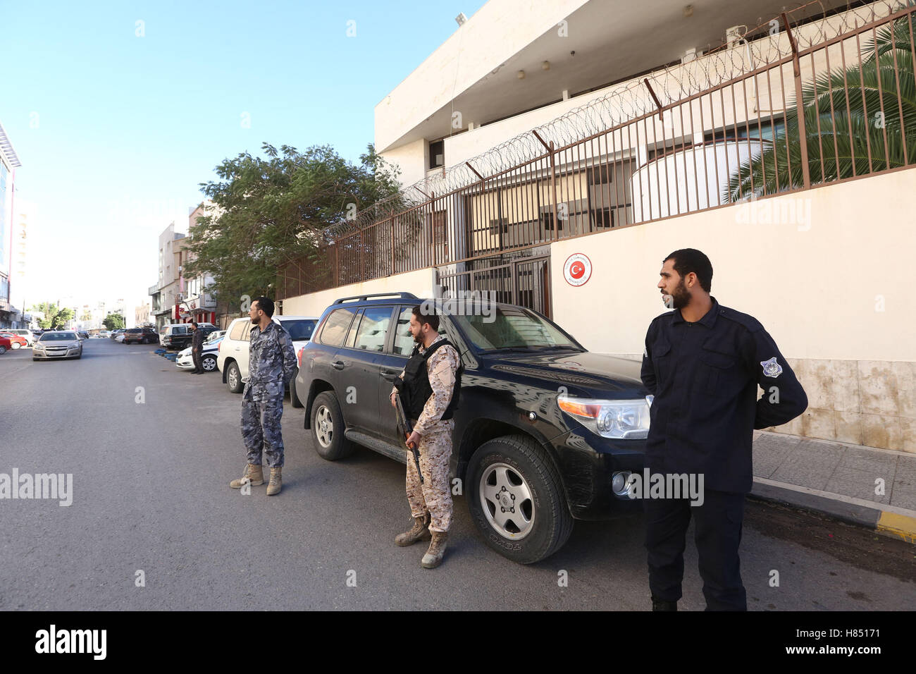 Tripoli, Libya. 9th Nov, 2016. Libyan security forces stand guard near ...