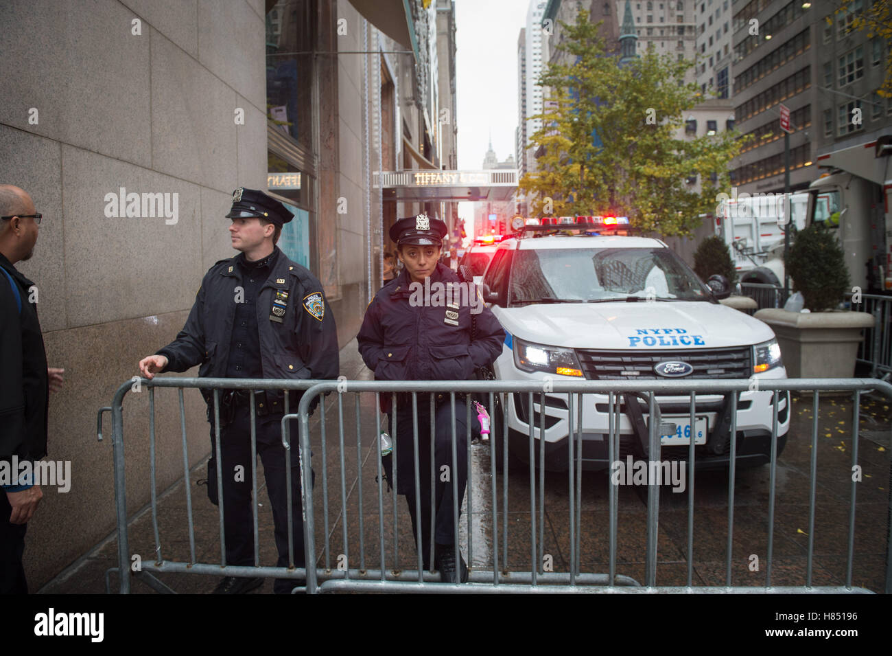 New York, NY, USA. 9th Nov, 2016. NYPD officers at a checkpoint on ...