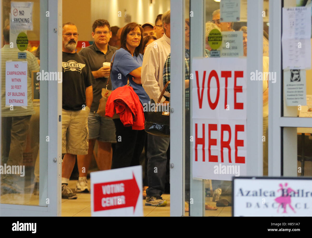 Mobile, ALABAMA, USA. 8th Nov, 2016. Voters wait in a line inside a ...