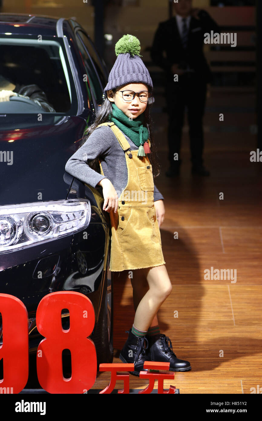 China auto show models hi-res stock photography and images - Alamy