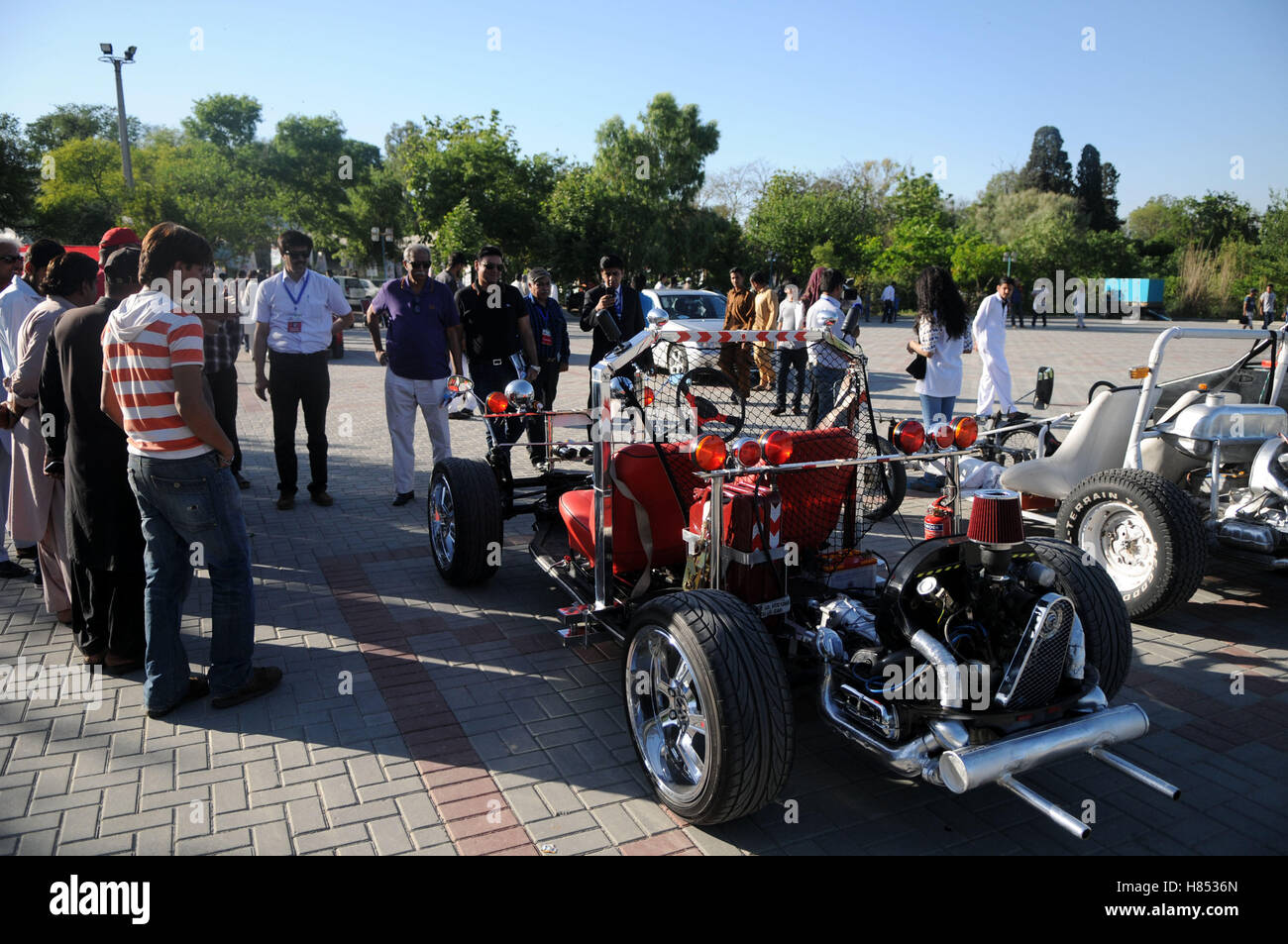 Rawalpindi, Pakistan. 9th Nov, 2016. People visit RCCI Auto Show 2016 ...