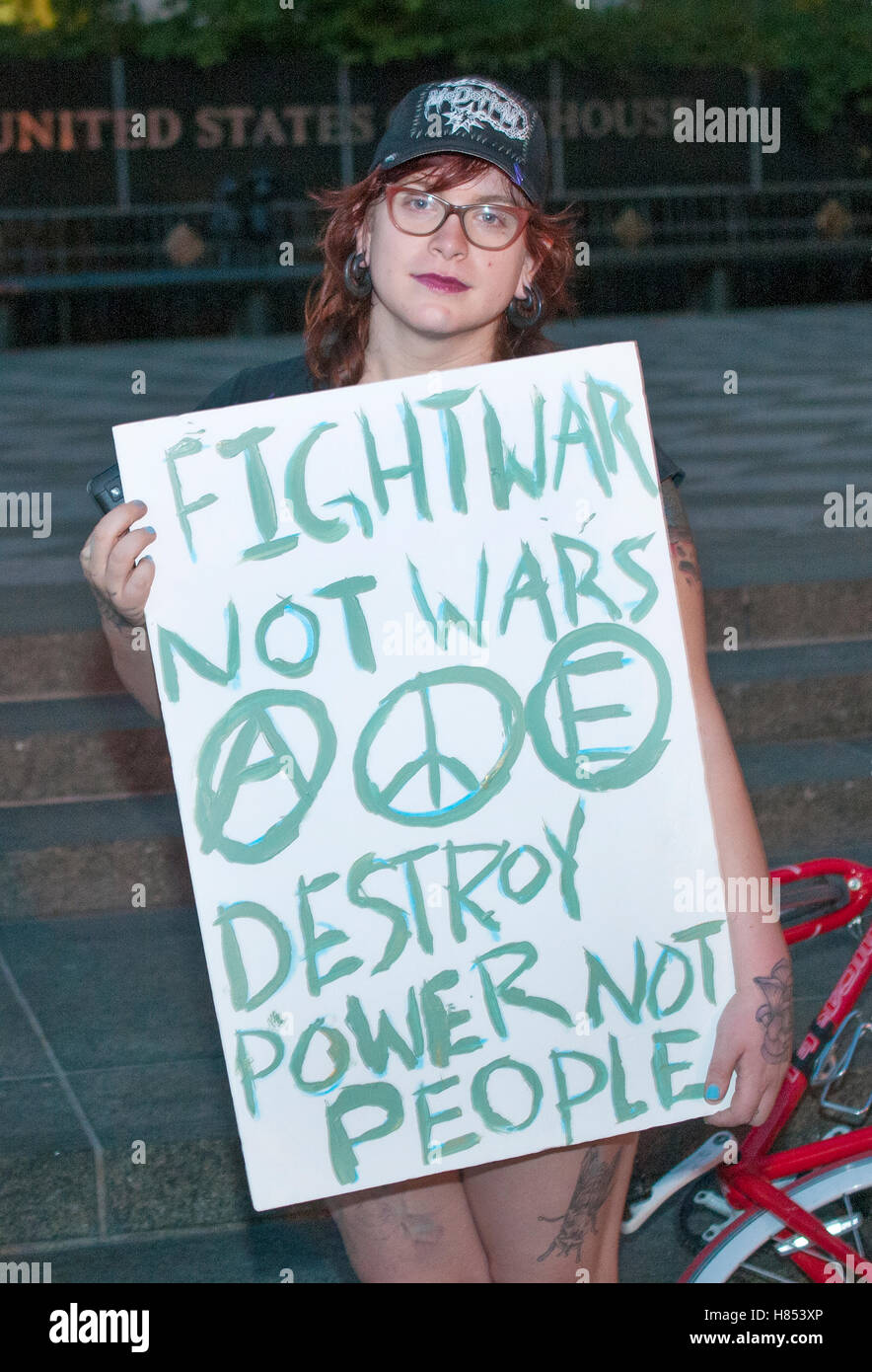 Peace now sign hi-res stock photography and images - Alamy