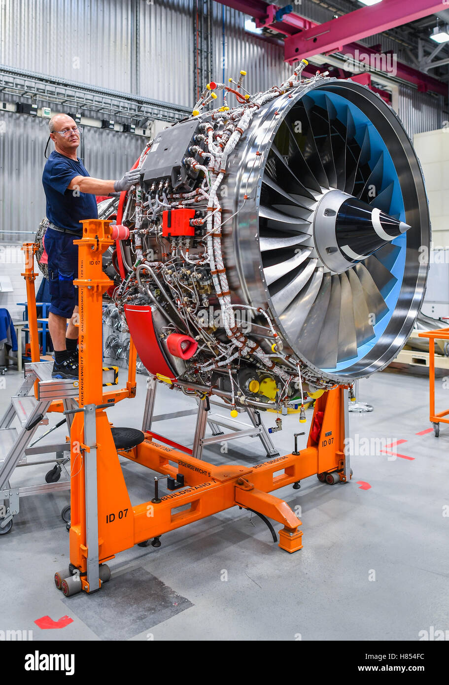 V2500 engine hi-res stock photography and images - Alamy