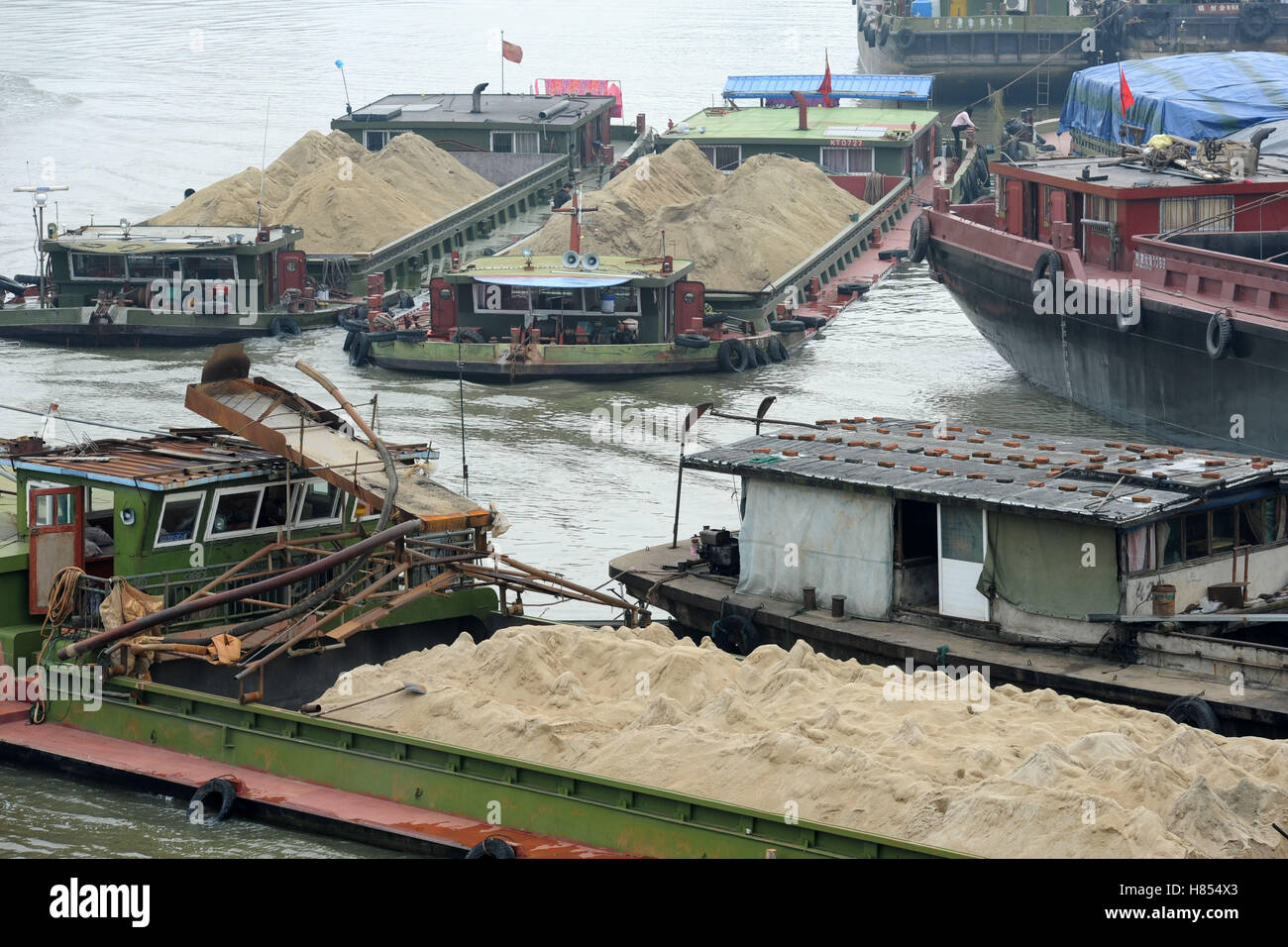 Bozhou, Bozhou, China. 9th Nov, 2016. Dredging ships lie alongside the ...
