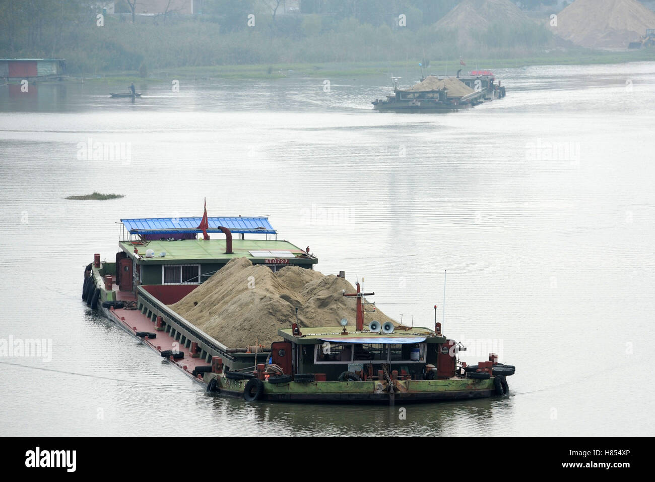 Bozhou, Bozhou, China. 9th Nov, 2016. Dredging ships lie alongside the ...