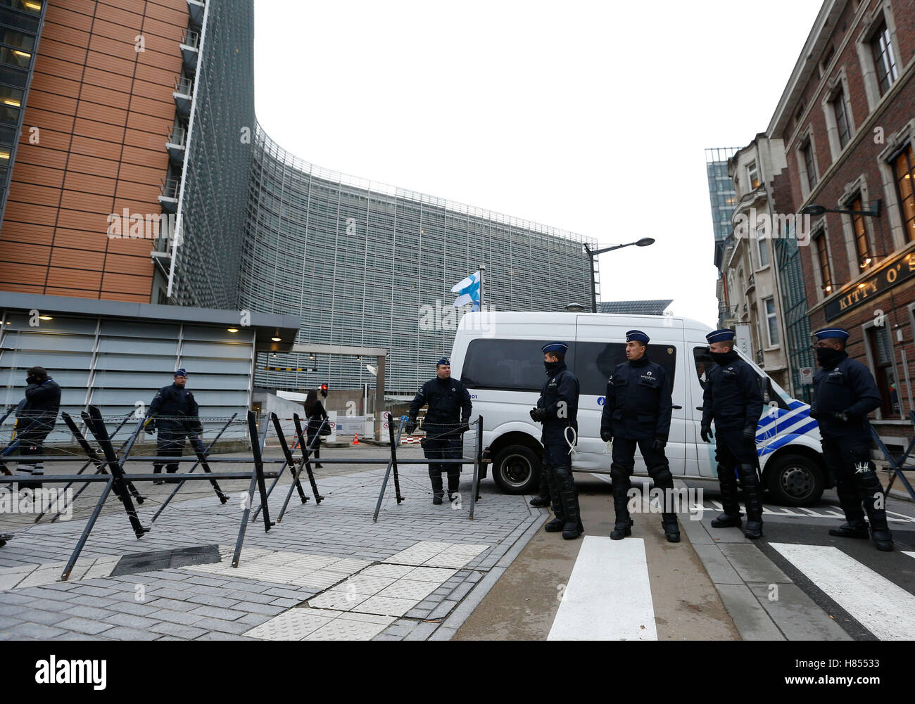 Brussels, Belgium. 10th Nov, 2016. Police set up roadblocks to enhance ...