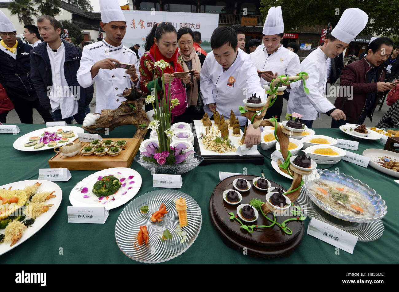 Hangzhou, China's Zhejiang Province. 10th Nov, 2016. Chefs introduce ...