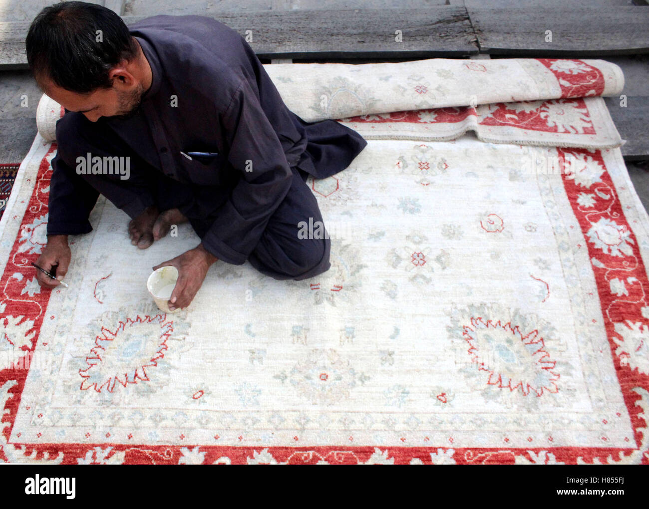 Peshawar, Pakistan. 10th Nov, 2016. A man crafts a handmade carpet at a ...
