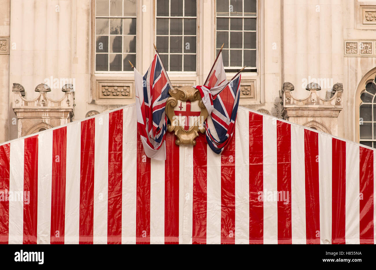 Guildhall, City of London, UK. 10th November, 2016. Flags and bunting ...