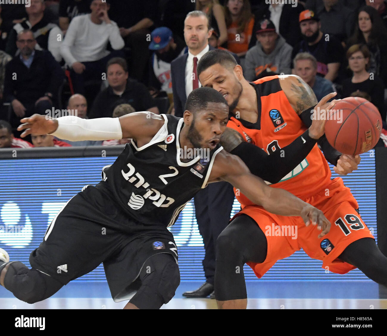 Ulm's Chris Babb (r) and Jerome Dyson in action during the match of ...