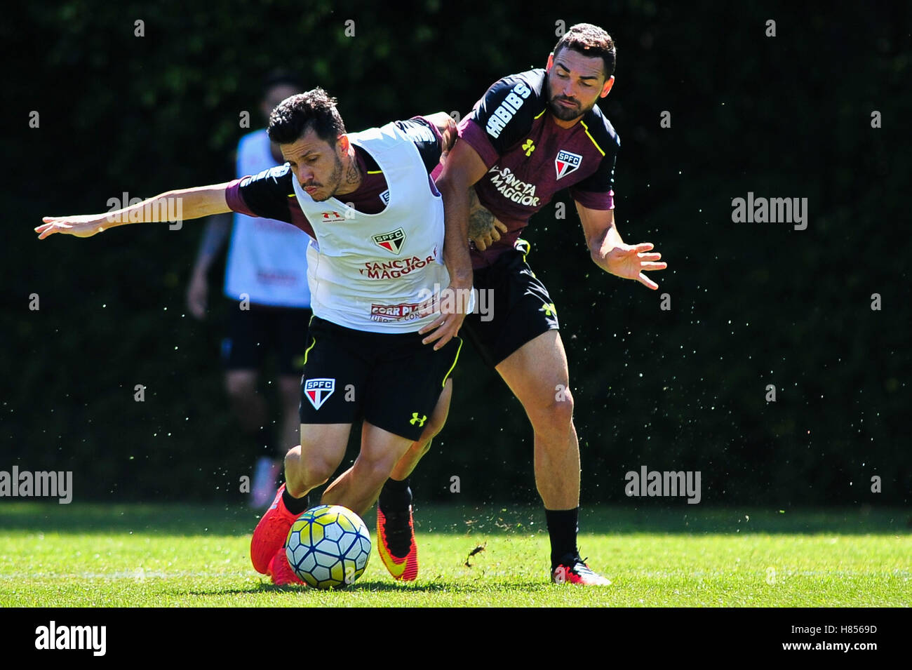 SÃO PAULO, SP - 10.11.2016: TREINO DO SPFC - Jean Carlos and Gilberto ...
